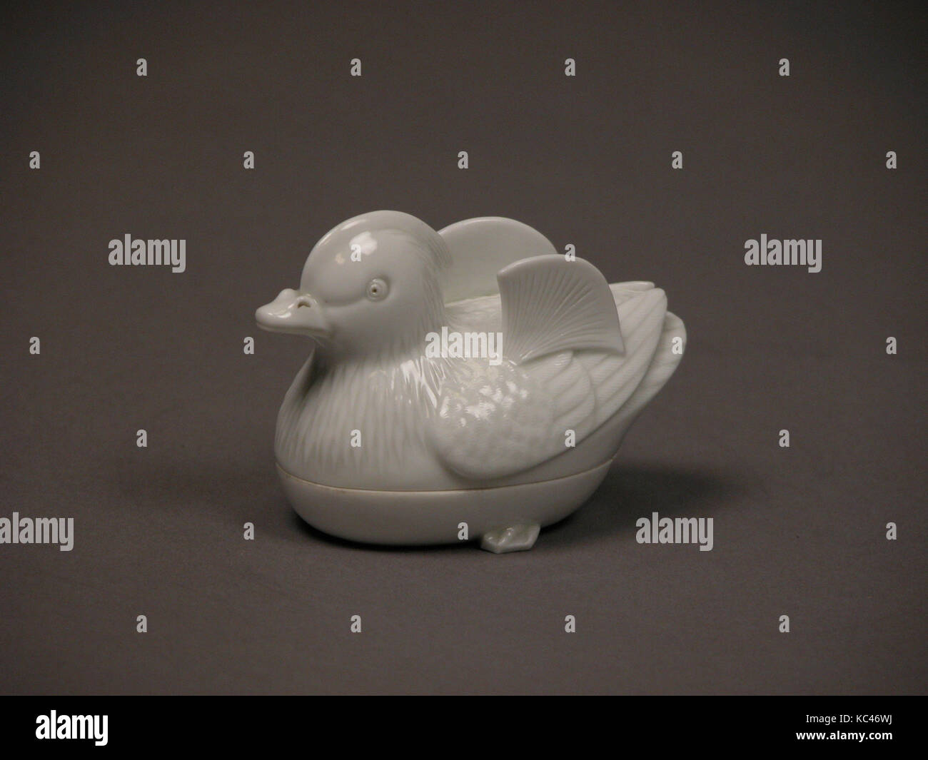 Covered incense box In form of mandarin duck, Edo period (1615–1868 ...