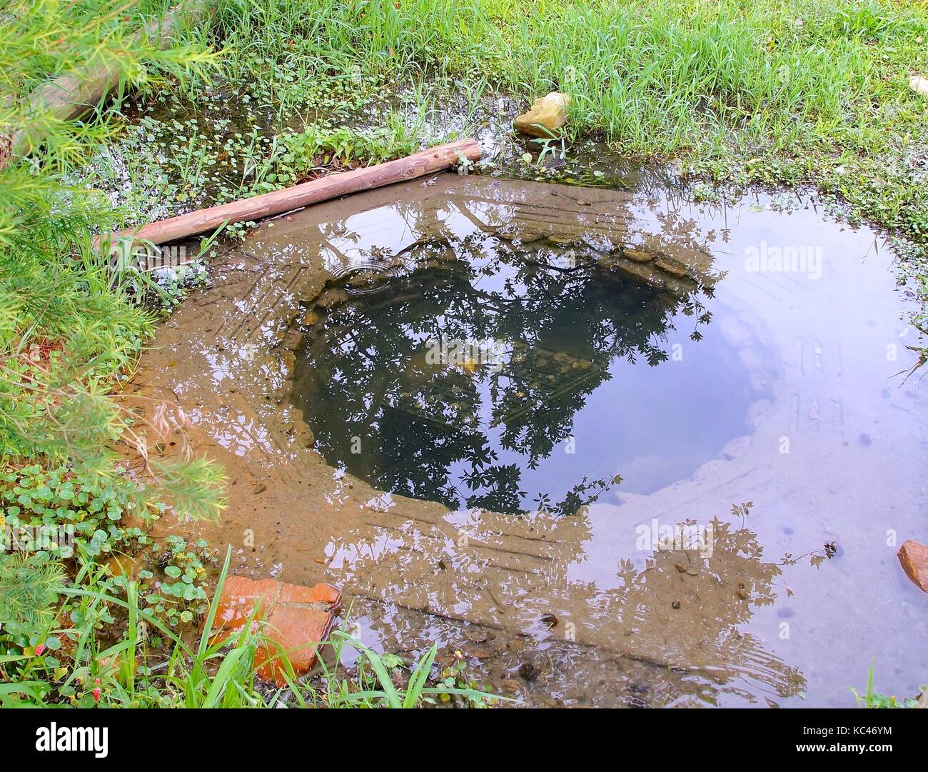 Wishing well roof hi-res stock photography and images - Alamy