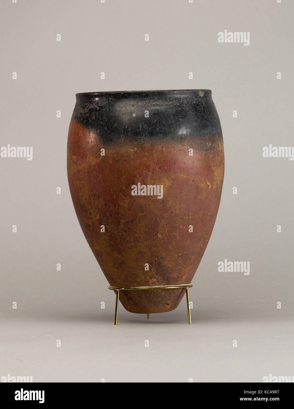 Black topped red ware jar hi-res stock photography and images - Alamy