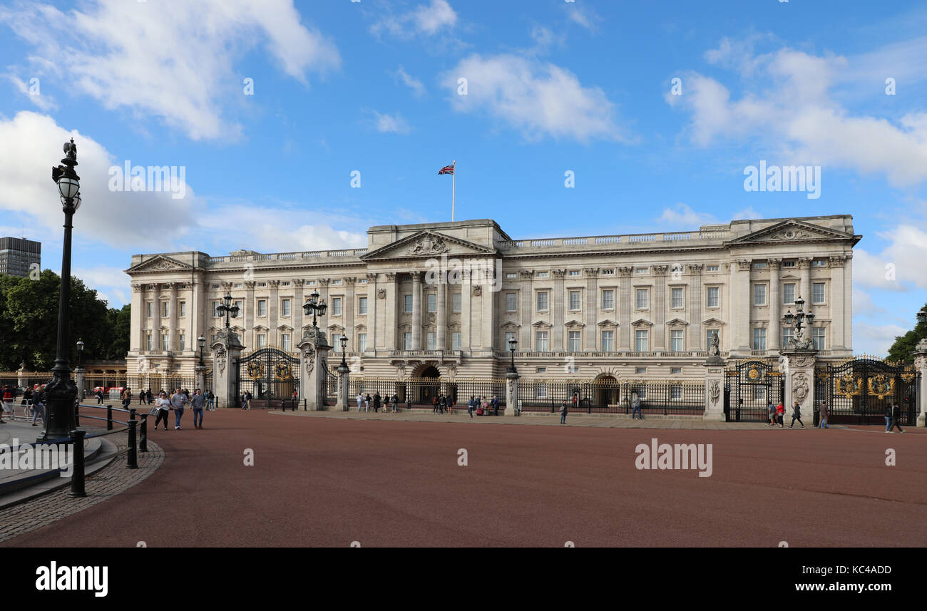 Royal family palace hi-res stock photography and images - Alamy