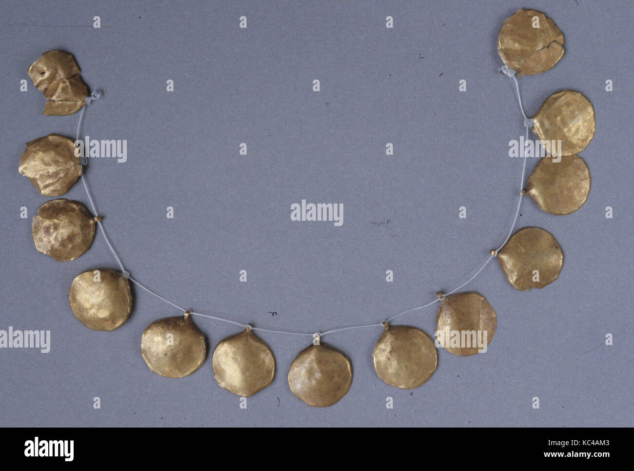 Gold shell jewelry hi-res stock photography and images - Alamy