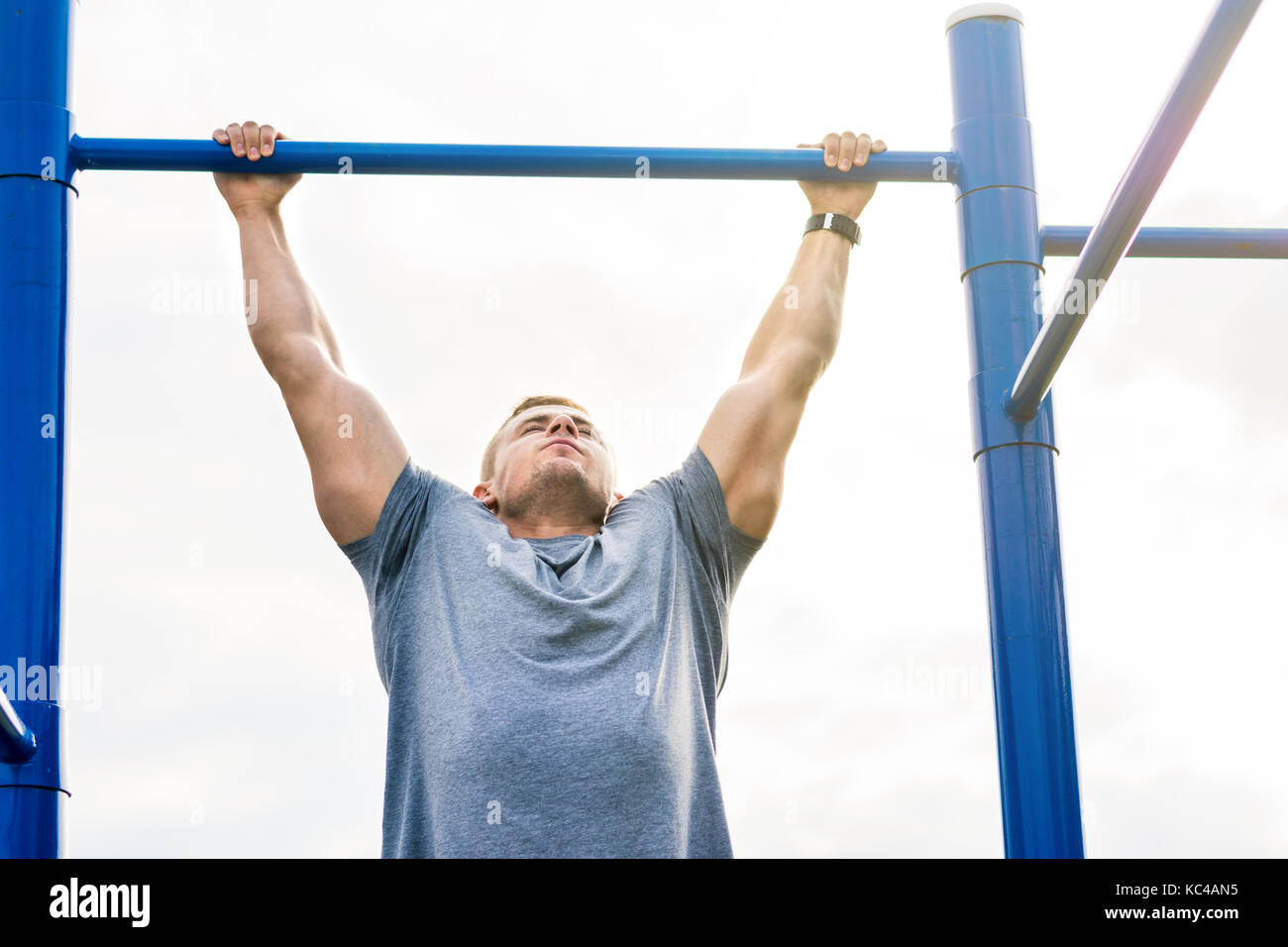 Man workout outdoor pull ups hi-res stock photography and images - Alamy