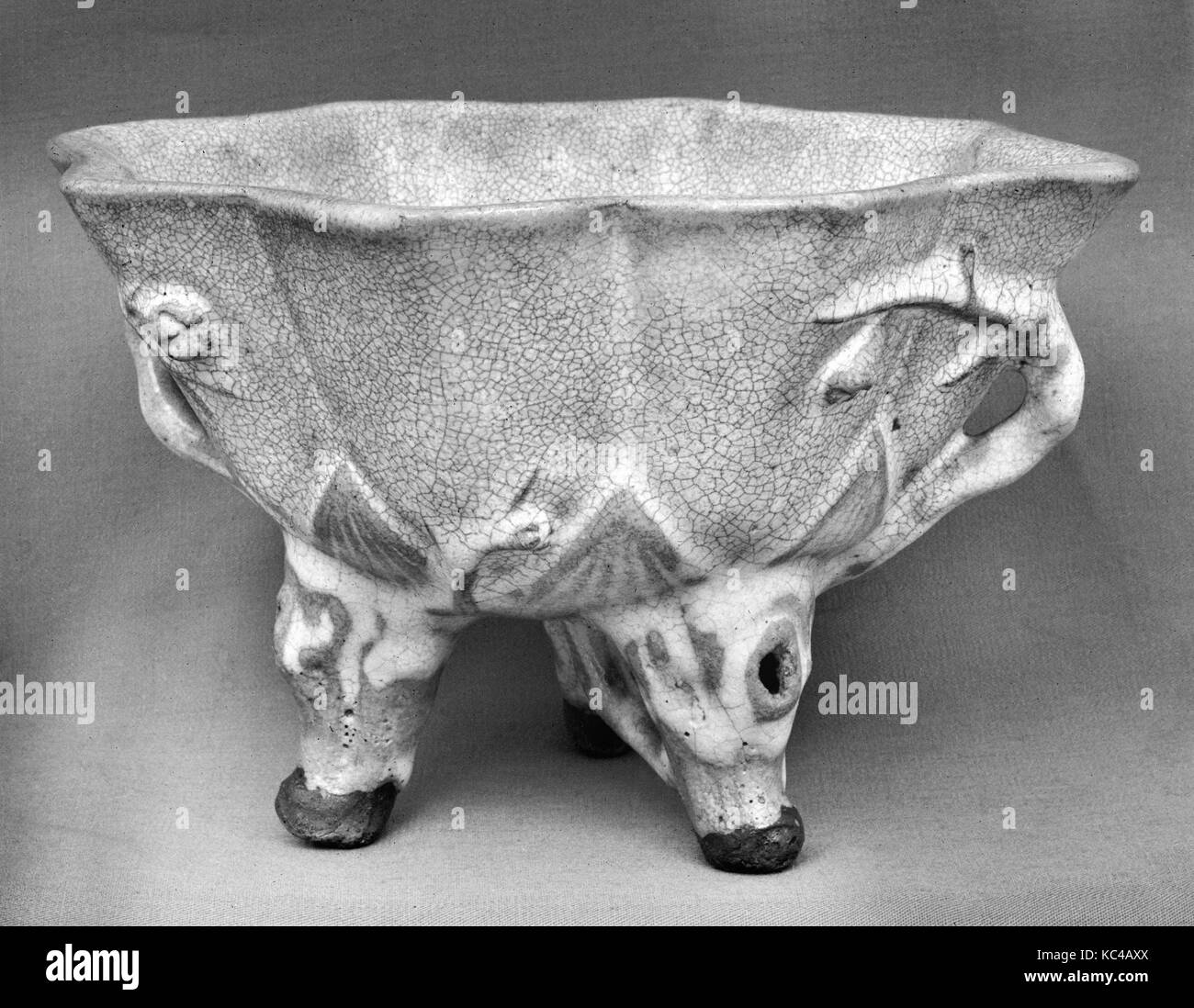 Three-Footed Bowl, Qing dynasty (1644–1911), 18th century, China ...