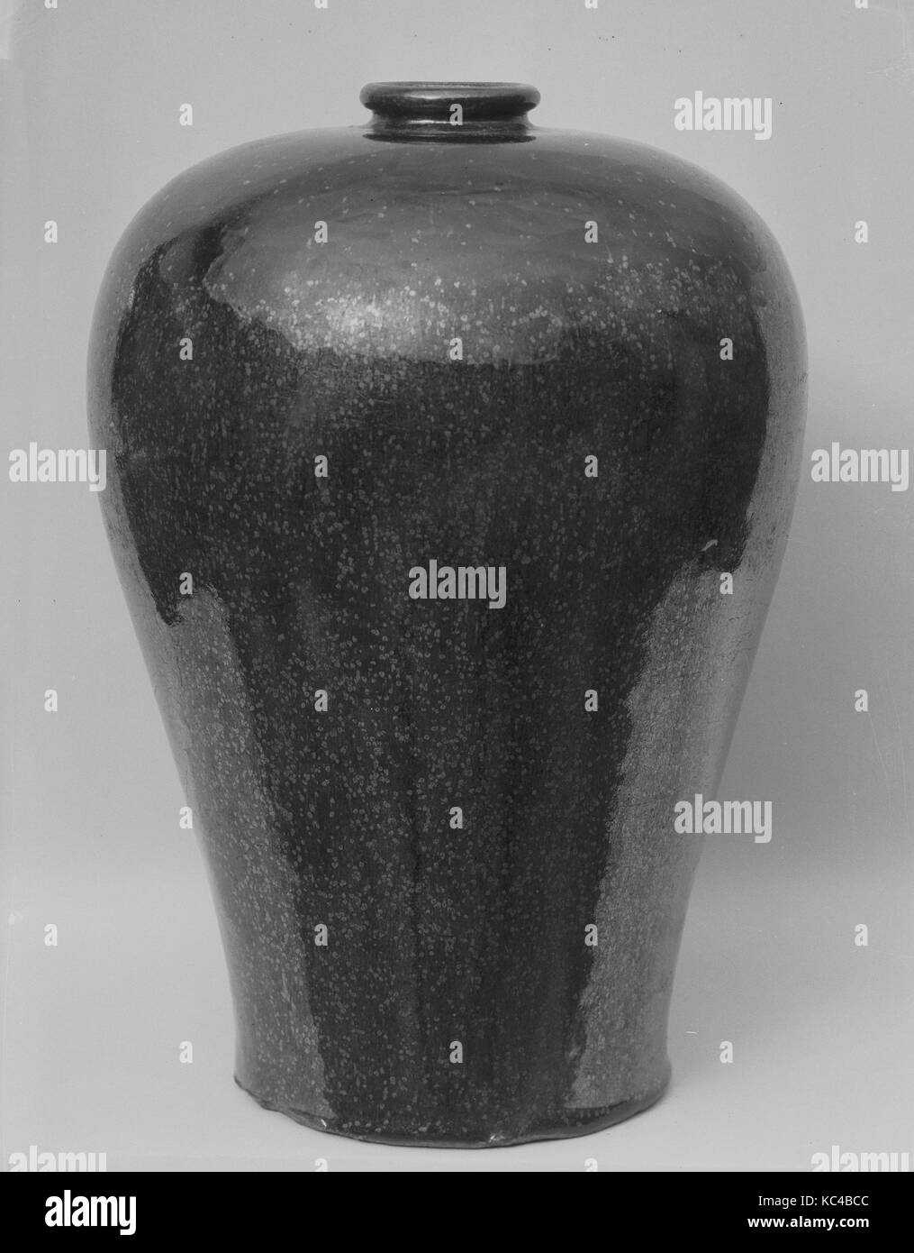 Gallipot, Ming dynasty (1368–1644), China, Porcelain with black glaze ...