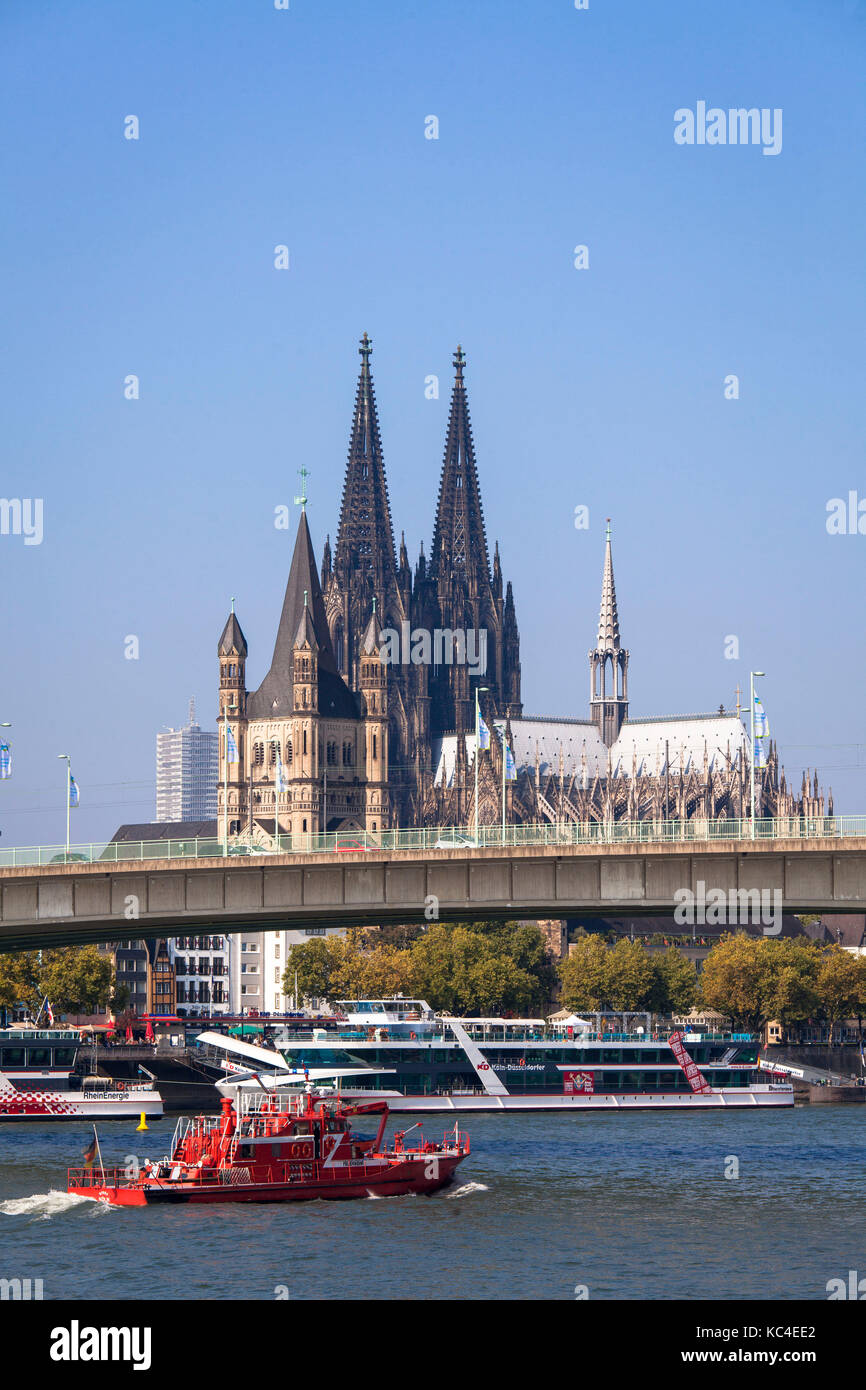 Fire fighting boat hi-res stock photography and images - Alamy