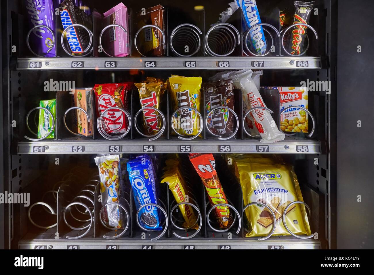 Candy vending machine hi-res stock photography and images - Alamy