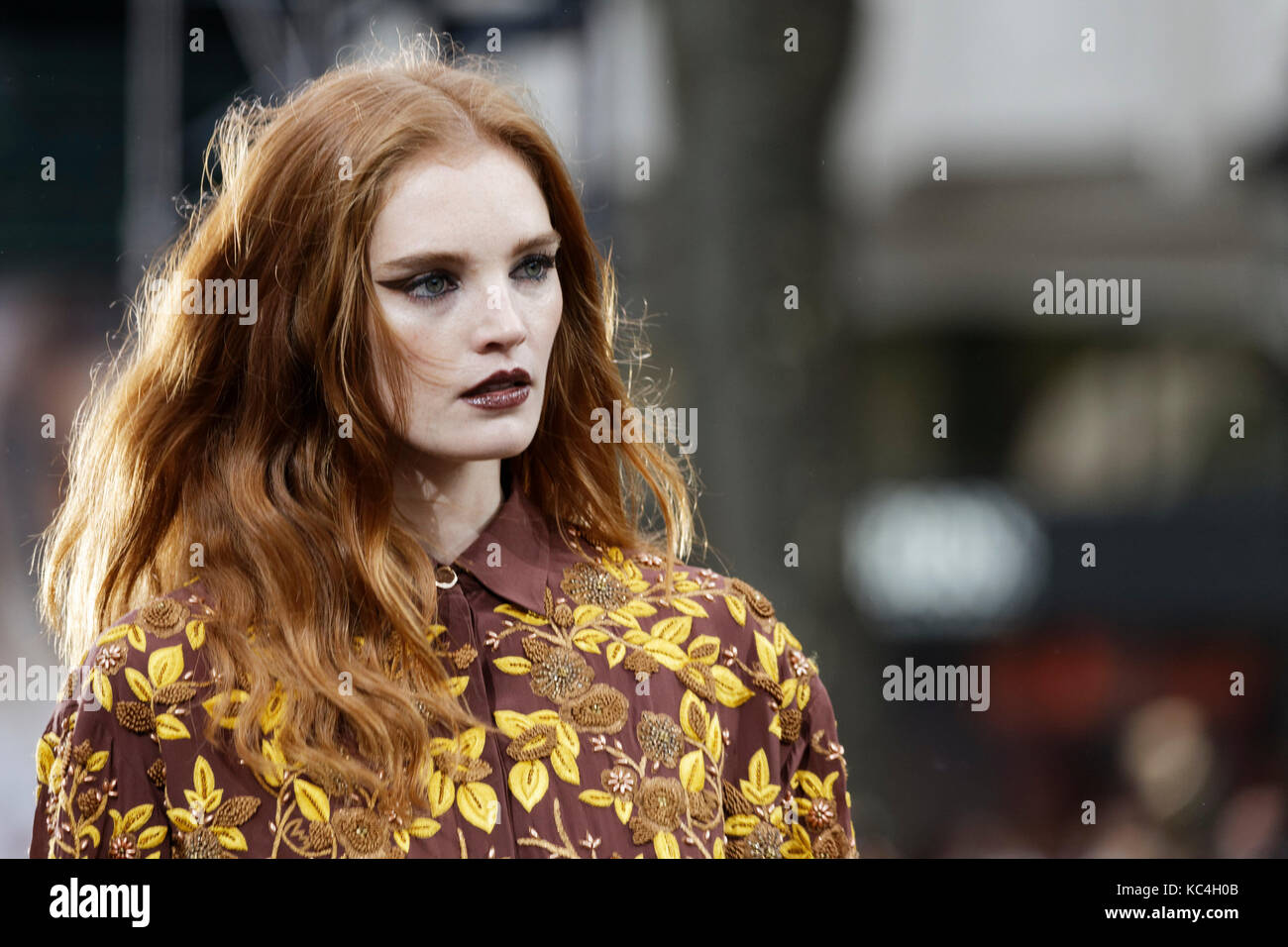 Paris, France. 01st Oct, 2017. Model Alexina Graham walks the runway ...