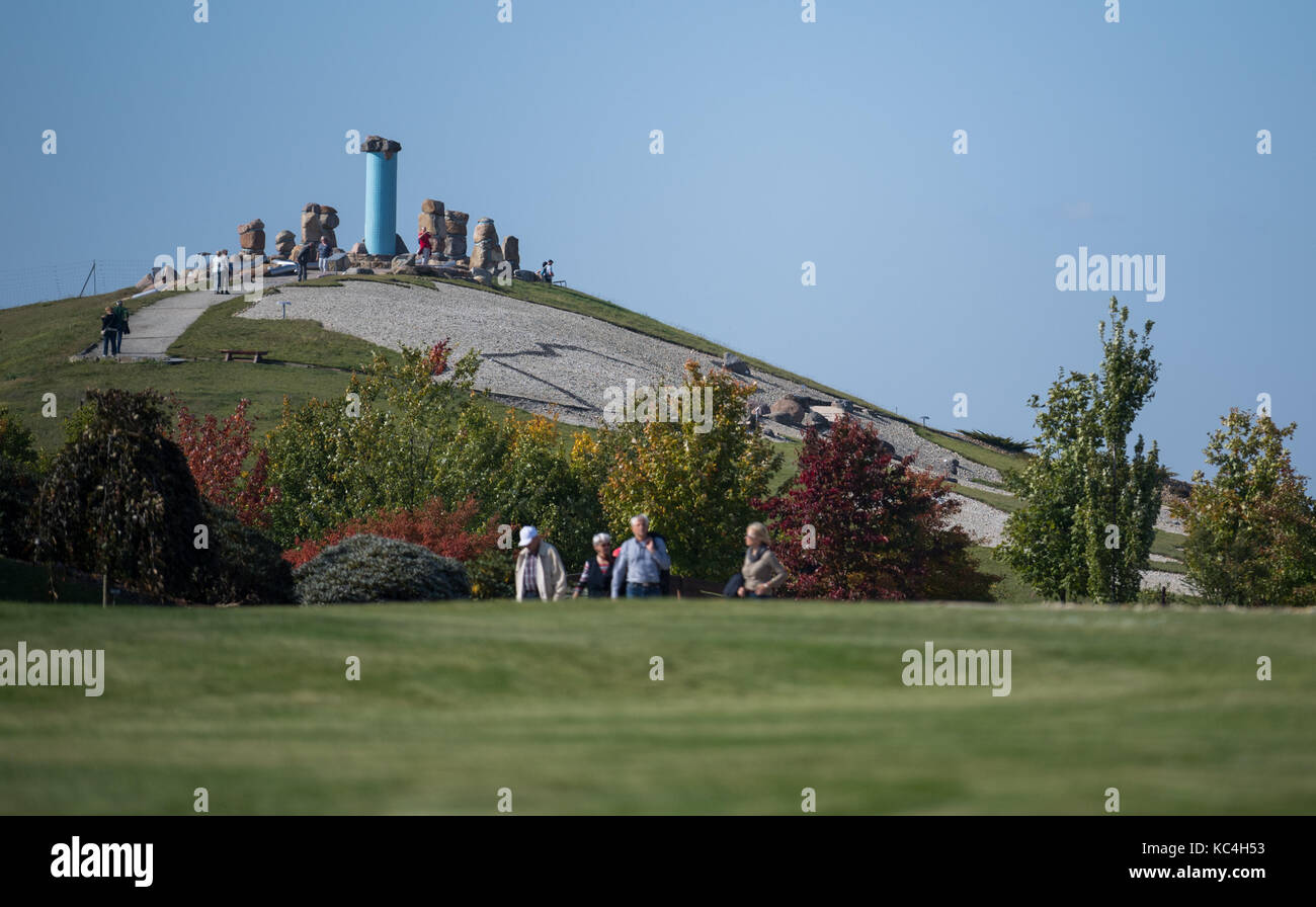 Boxberg, Germany. 29th Sep, 2017. Tourists visit the Findlingspark ...