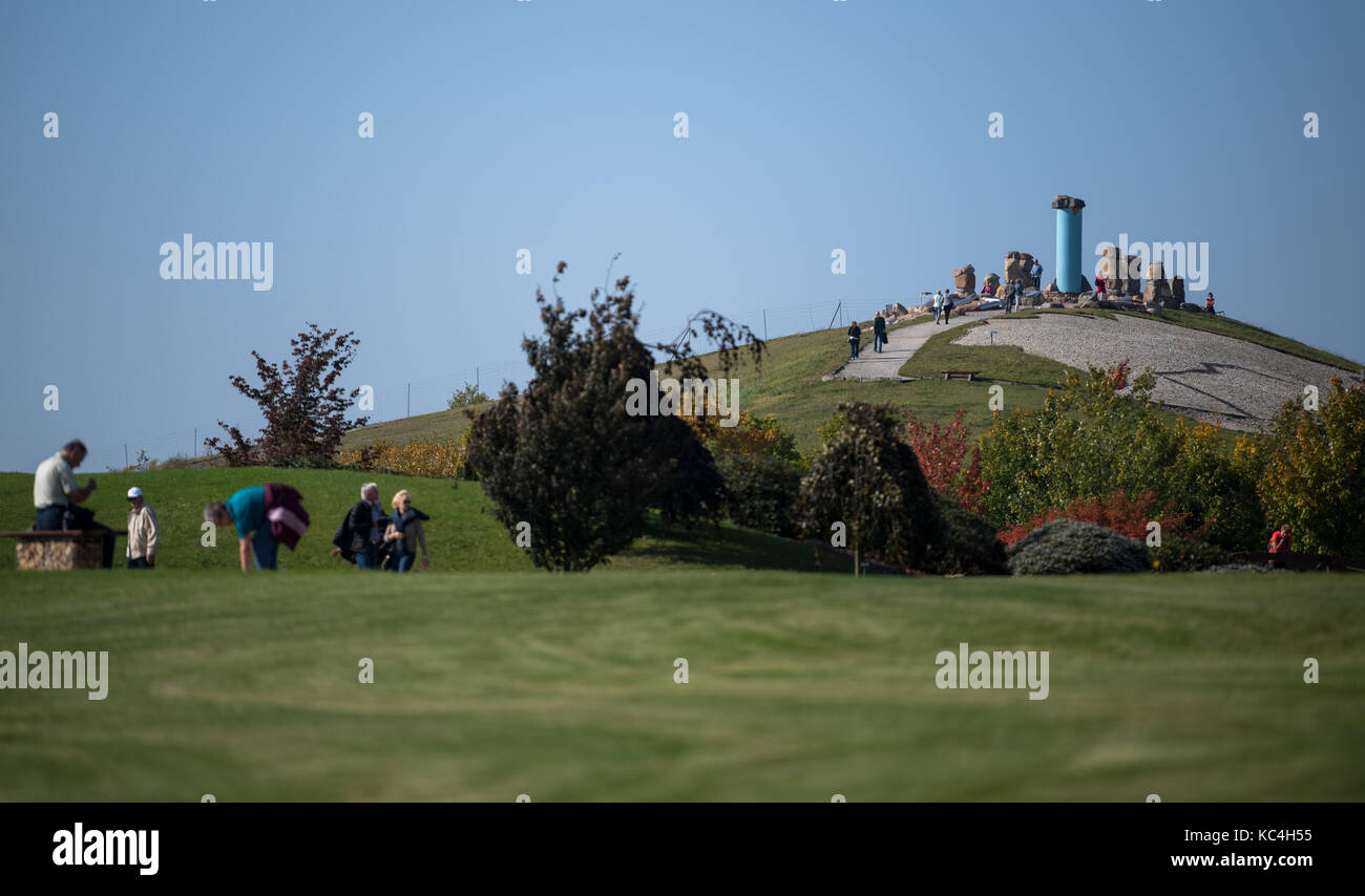 Boxberg, Germany. 29th Sep, 2017. Tourists visit the Findlingspark ...