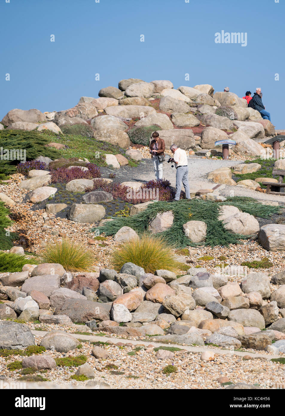 Boxberg, Germany. 29th Sep, 2017. Tourists visit the Findlingspark ...
