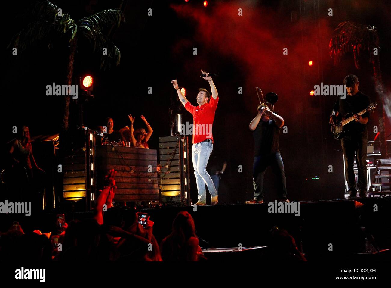 Las Vegas, NV, USA. 1st Oct, 2017. Jake Owen on stage for Route 91 ...