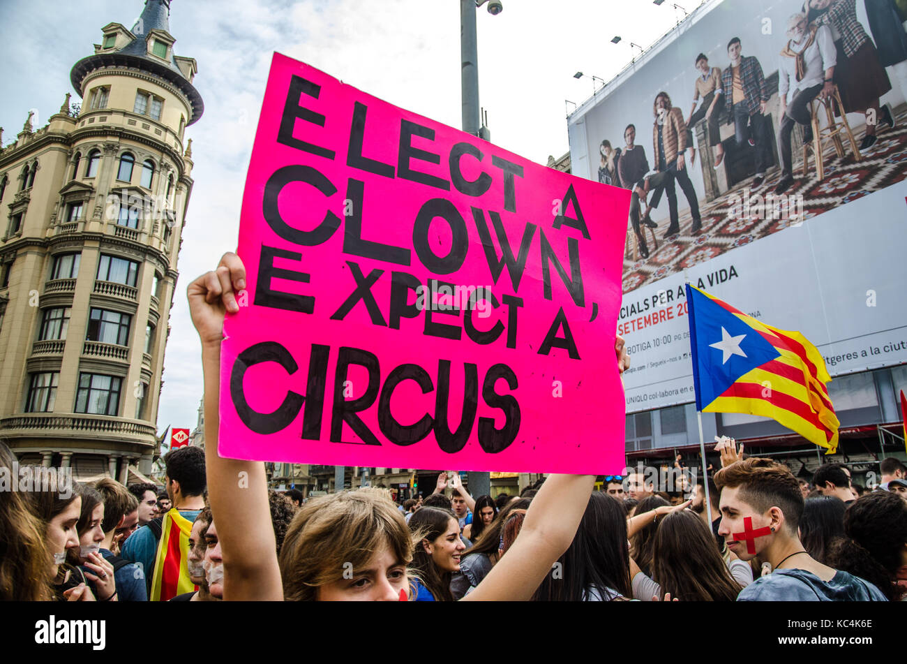 Barcelona, Spain. 2nd Oct, 2017. A student is seen holding a placard ...
