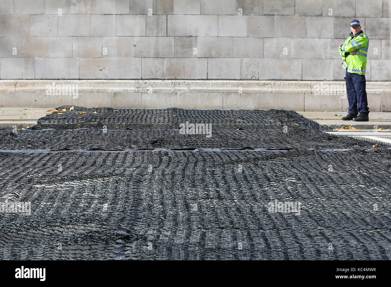 Westminster. London, UK. 2nd Oct, 2017. Police officers lays steel ...