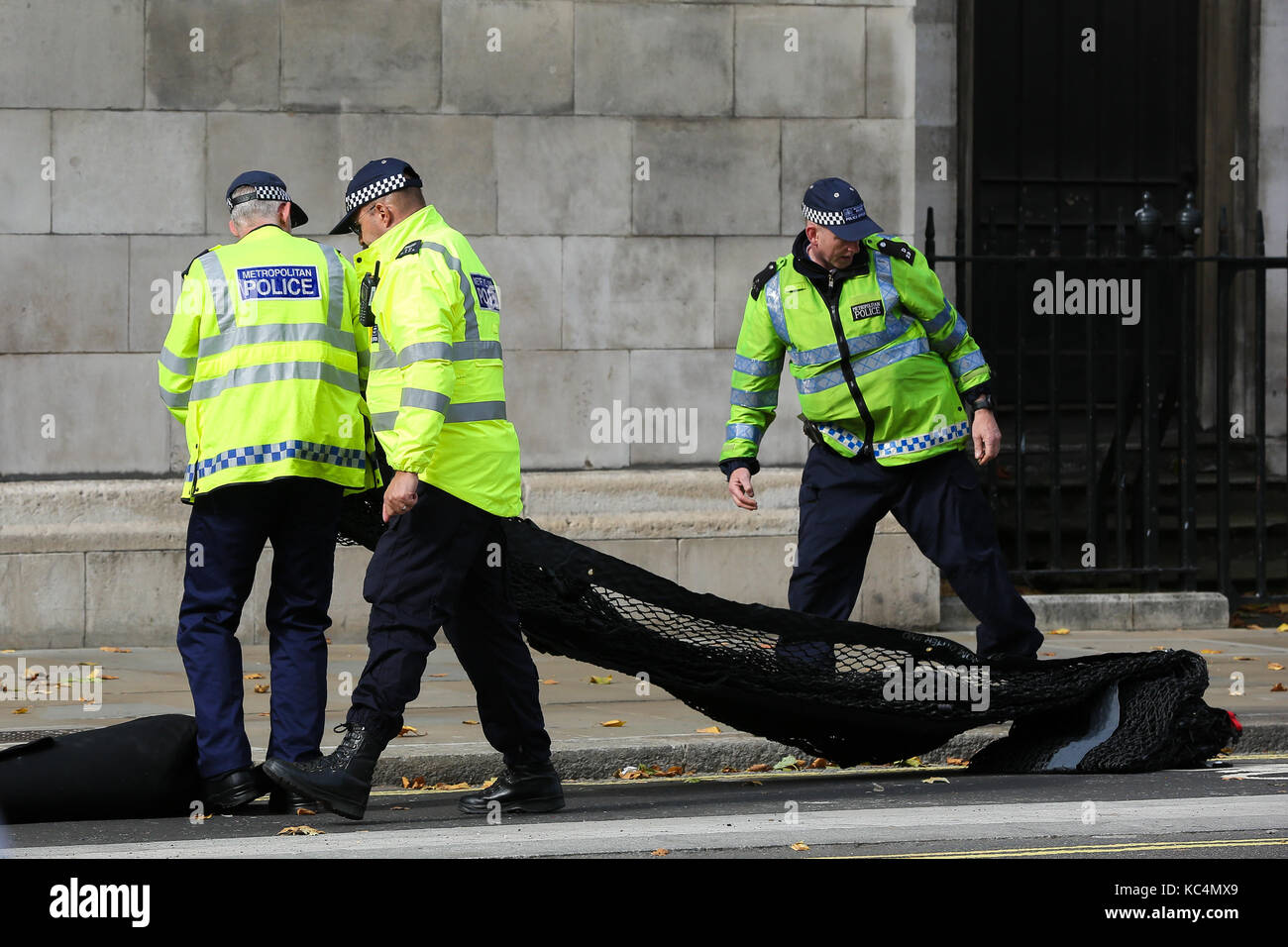 Westminster. London, UK. 2nd Oct, 2017. Police officers lays steel ...