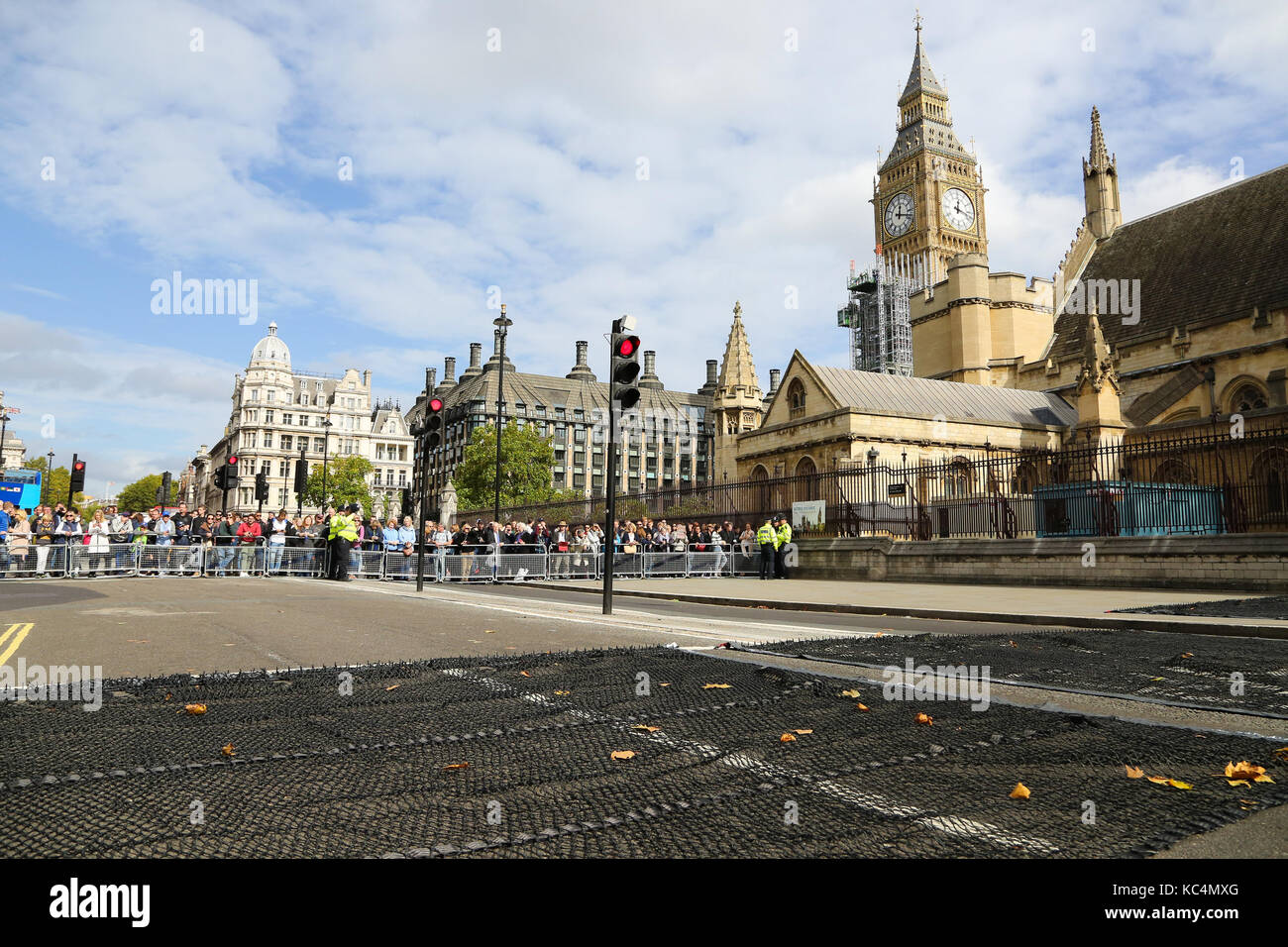 Westminster. London, UK. 2nd Oct, 2017. Police officers lays steel ...