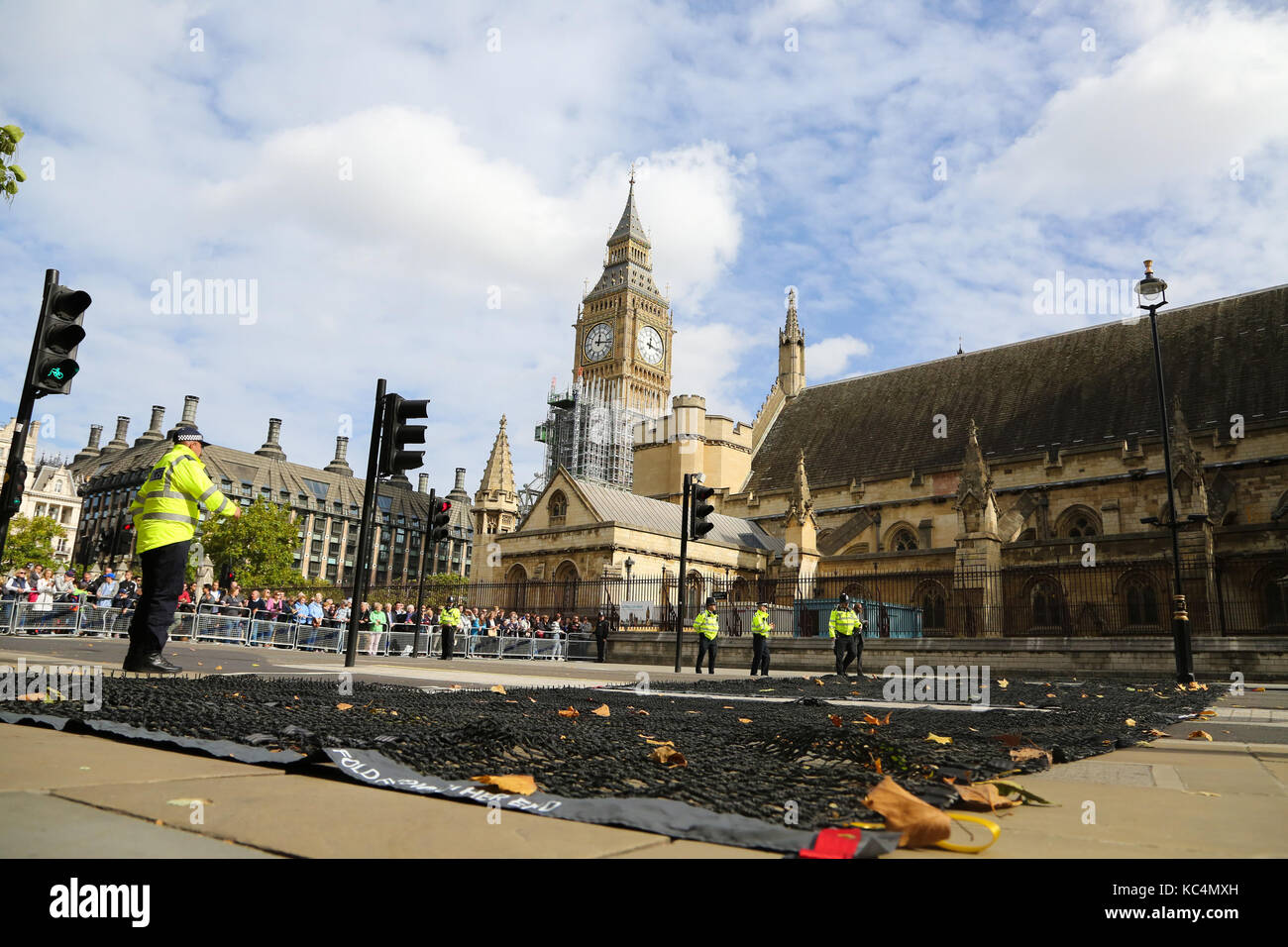 Westminster. London, UK. 2nd Oct, 2017. Police officers lays steel ...