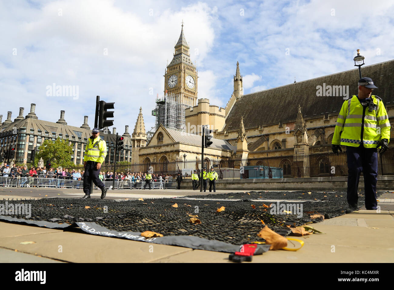 Westminster. London, UK. 2nd Oct, 2017. Police officers lays steel ...