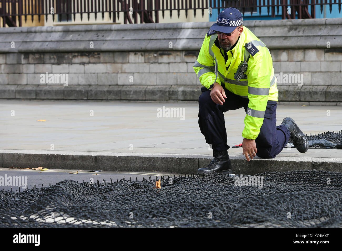 Westminster. London, UK. 2nd Oct, 2017. Police officers lays steel ...