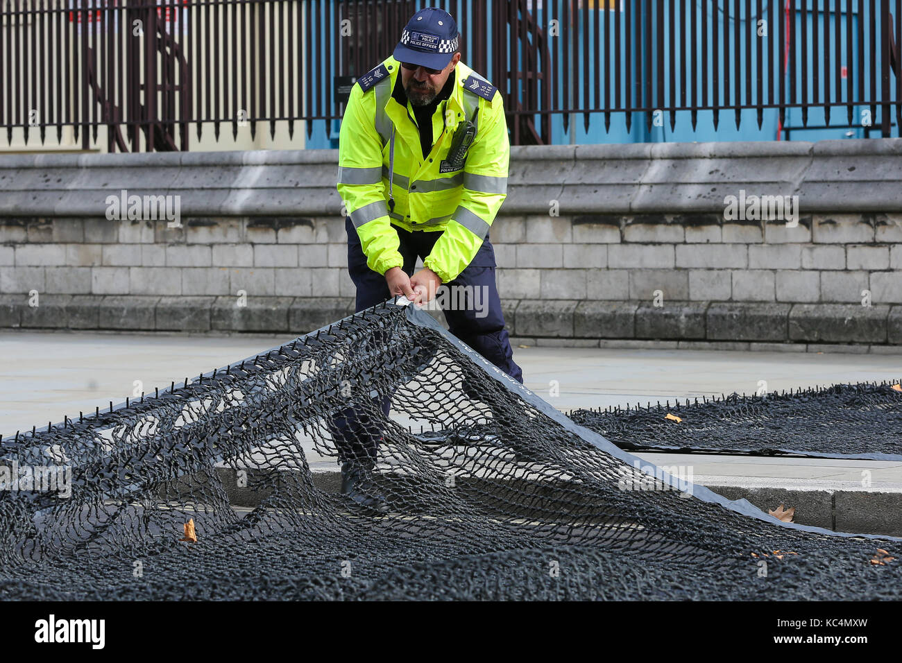 Westminster. London, UK. 2nd Oct, 2017. Police officers lays steel ...