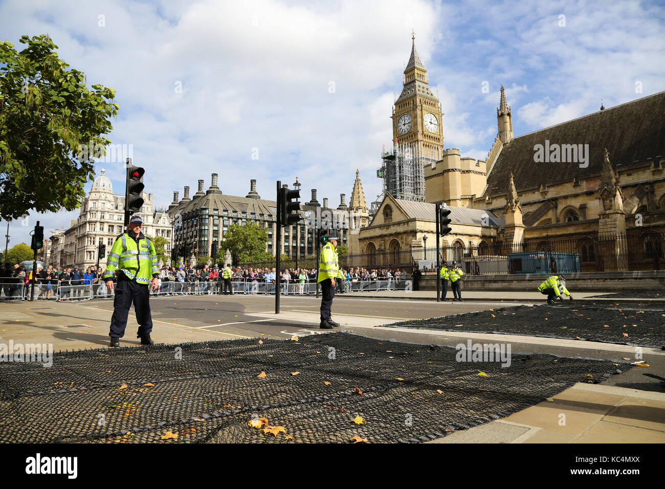 Westminster. London, UK. 2nd Oct, 2017. Police officers lays steel ...