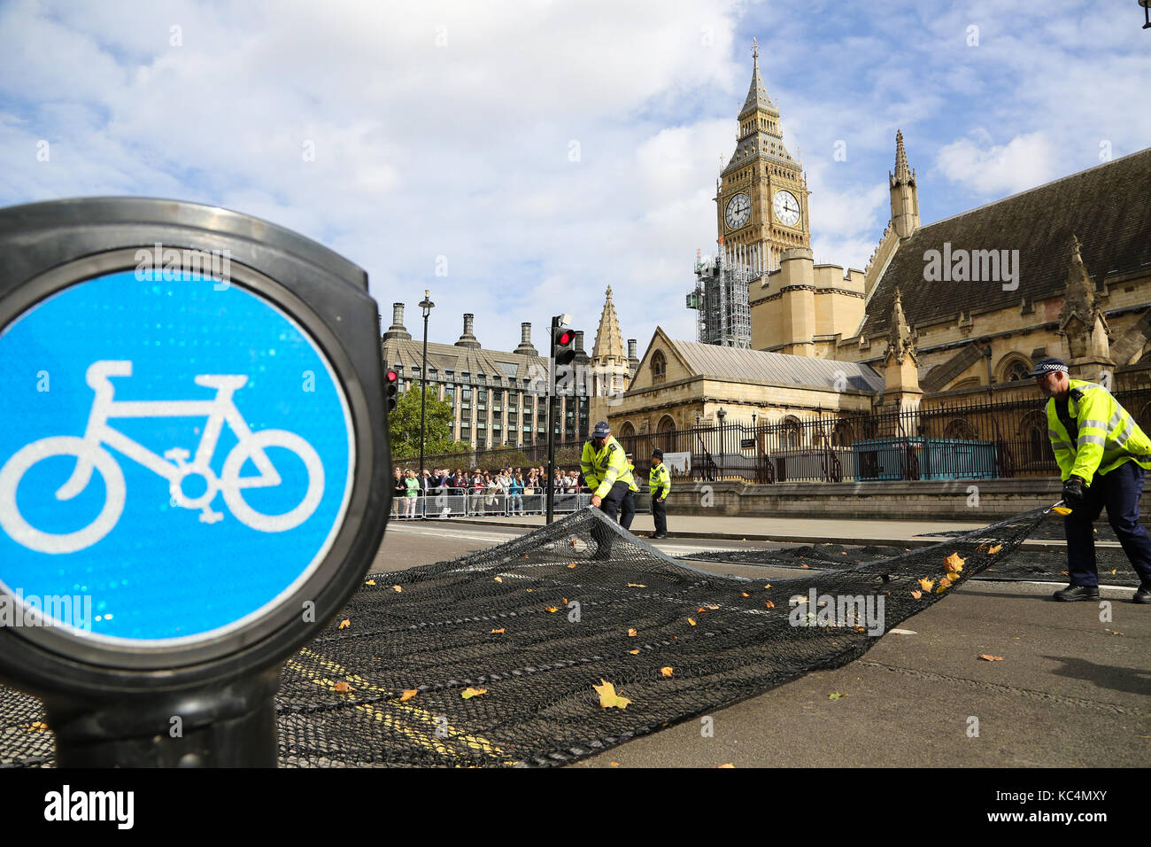 Westminster. London, UK. 2nd Oct, 2017. Police officers lays steel ...