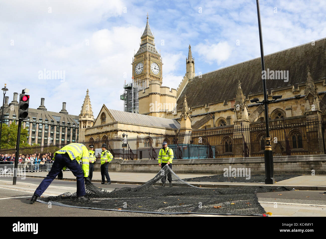 Westminster. London, UK. 2nd Oct, 2017. Police officers lays steel ...