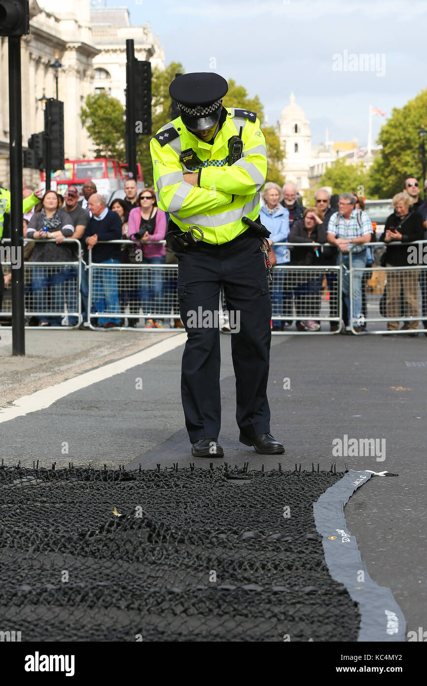 Westminster. London, UK. 2nd Oct, 2017. Police officers lays steel ...