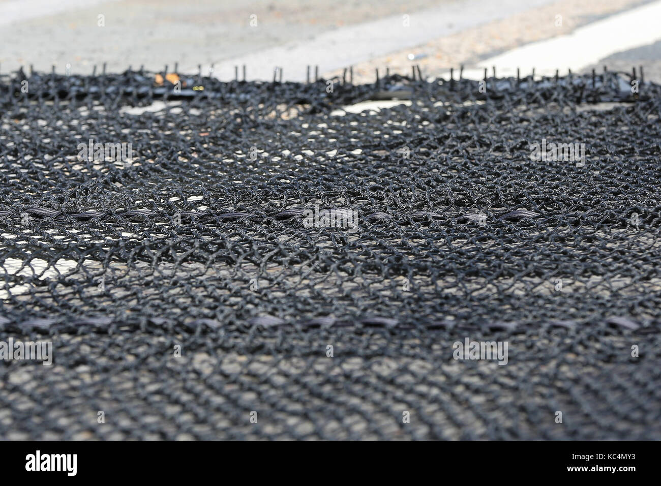 Westminster. London, UK. 2nd Oct, 2017. Police officers lays steel ...