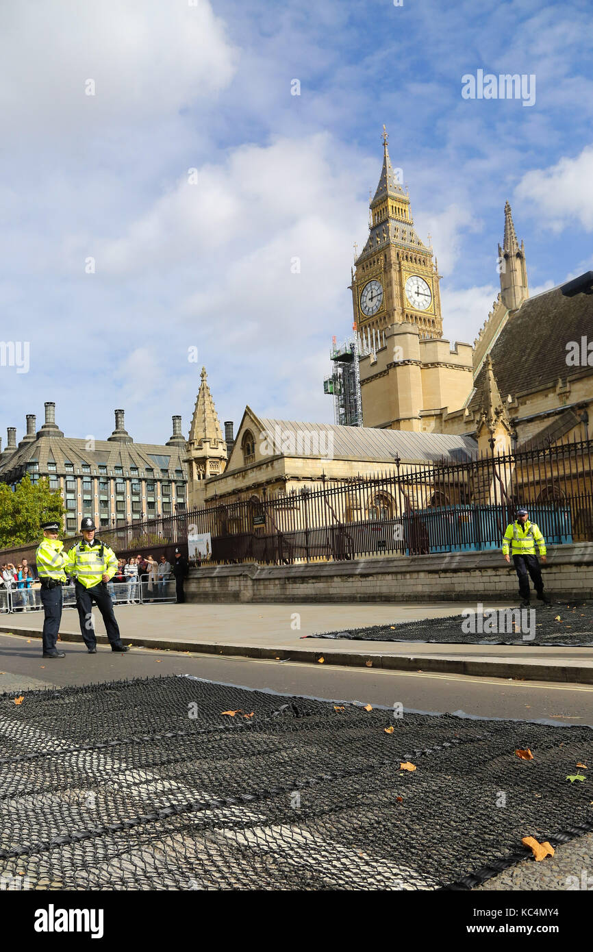 Westminster. London, UK. 2nd Oct, 2017. Police officers lays steel ...
