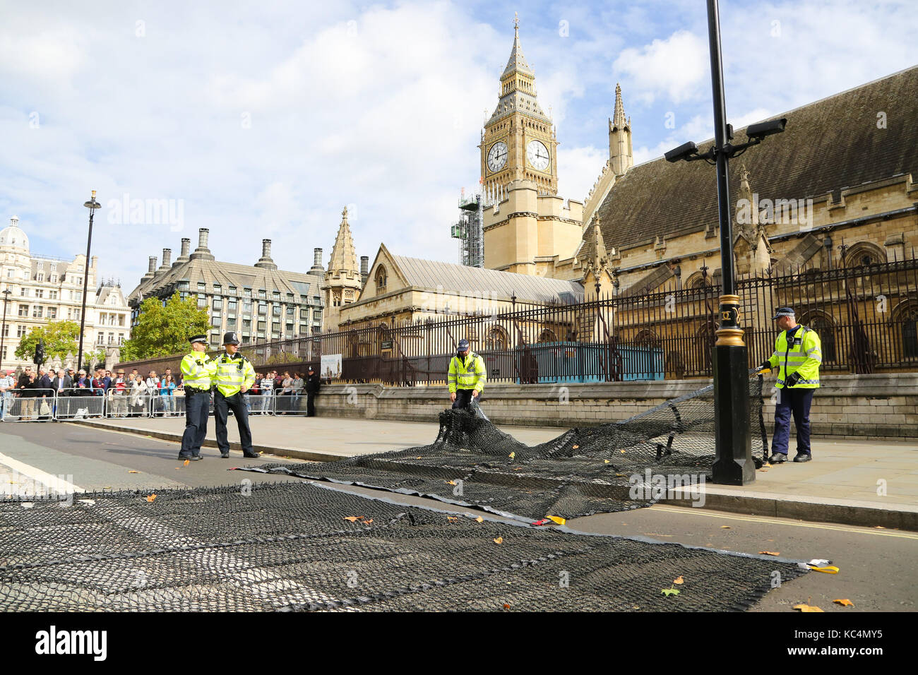 Westminster. London, UK. 2nd Oct, 2017. Police officers lays steel ...