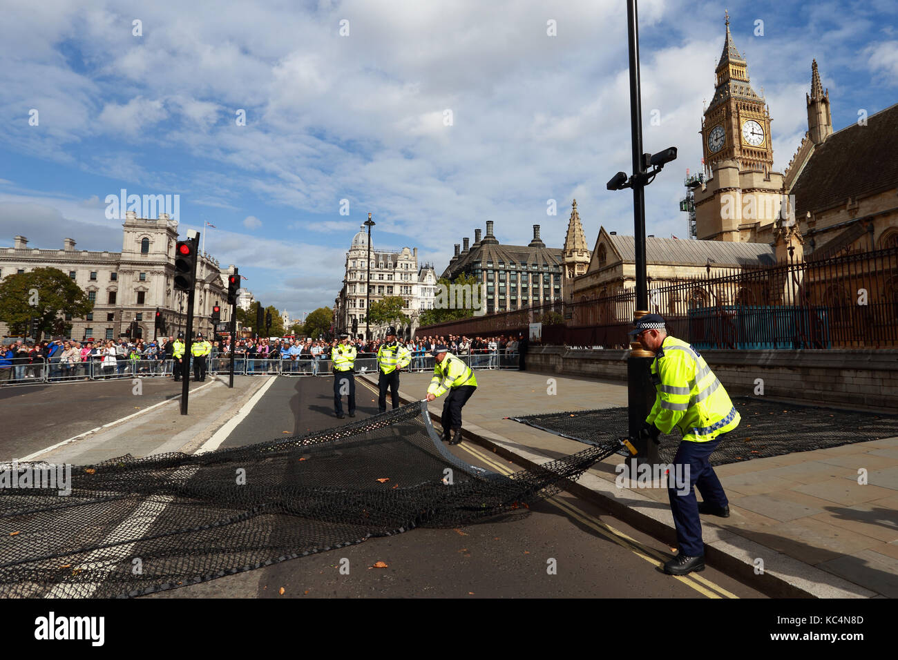London, UK. 02nd Oct, 2017. Police officers position anti-attack steel ...