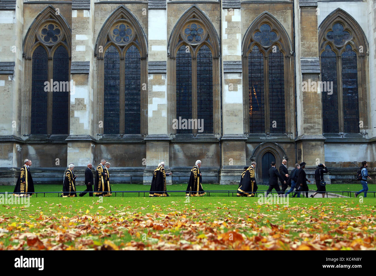 Judges wearing black robes hi-res stock photography and images - Alamy