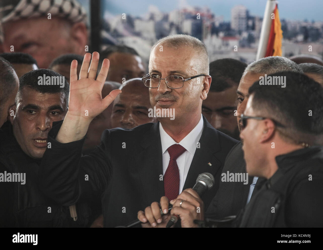 Gaza. 2nd Oct, 2017. Rami Hamdallah (C), Prime Minister of the ...
