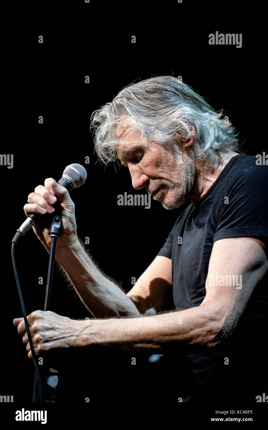 Toronto, Ontario, Canada. 2nd Oct, 2017. Legendary Pink Floyd co ...
