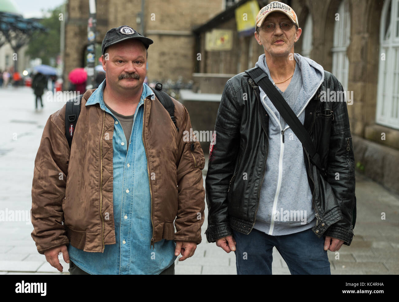 Hamburg, Germany. 17th Sep, 2017. Former homeless people Chris (L) and ...