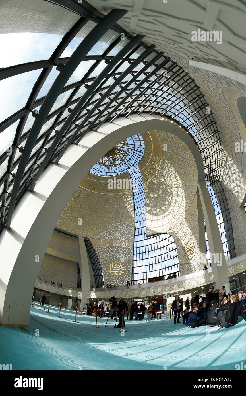 Cologne-Ehrenfeld, Germany. 03rd Oct, 2017. Visitors of the 'Day of the ...