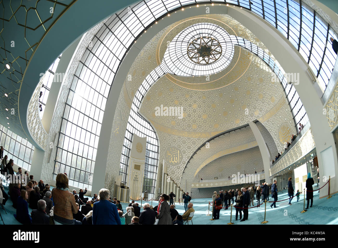 Cologne-Ehrenfeld, Germany. 03rd Oct, 2017. Visitors of the 'Day of the ...
