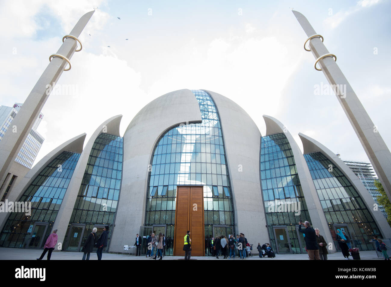 Cologne-Ehrenfeld, Germany. 03rd Oct, 2017. Visitors of the 'Day of the ...