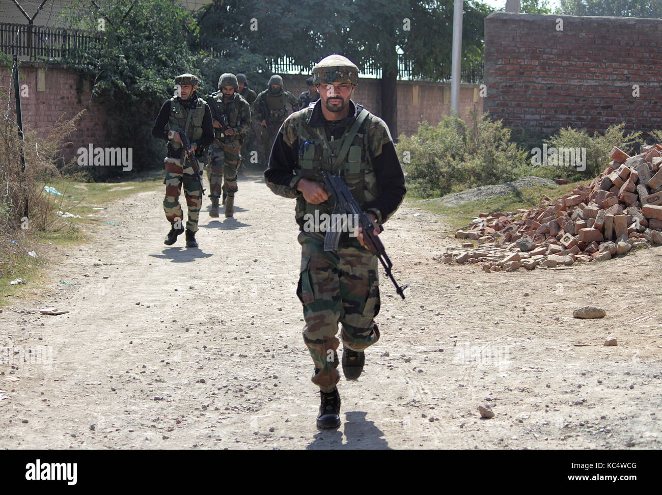 Srinagar, Kashmir. 3rd Oct, 2017. Indian army troopers arrive at the ...