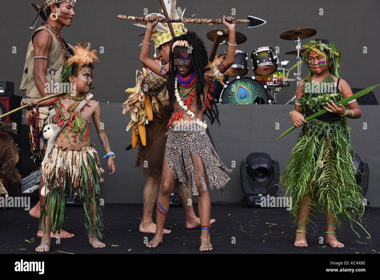 Ximeng, China's Yunnan Province. 2nd Oct, 2017. People of Wa ethnic ...