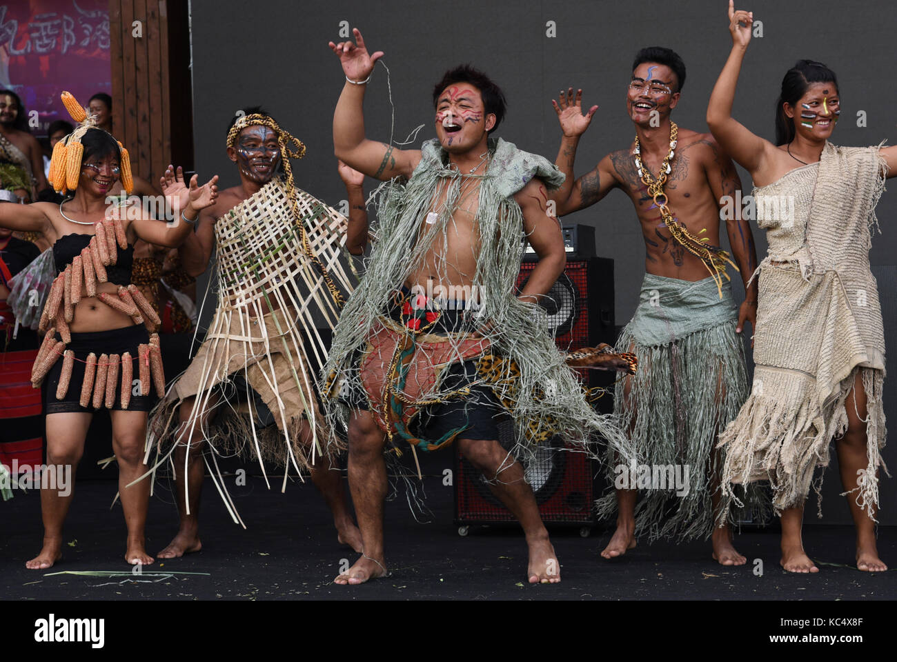 Ximeng, China's Yunnan Province. 2nd Oct, 2017. People of Wa ethnic ...