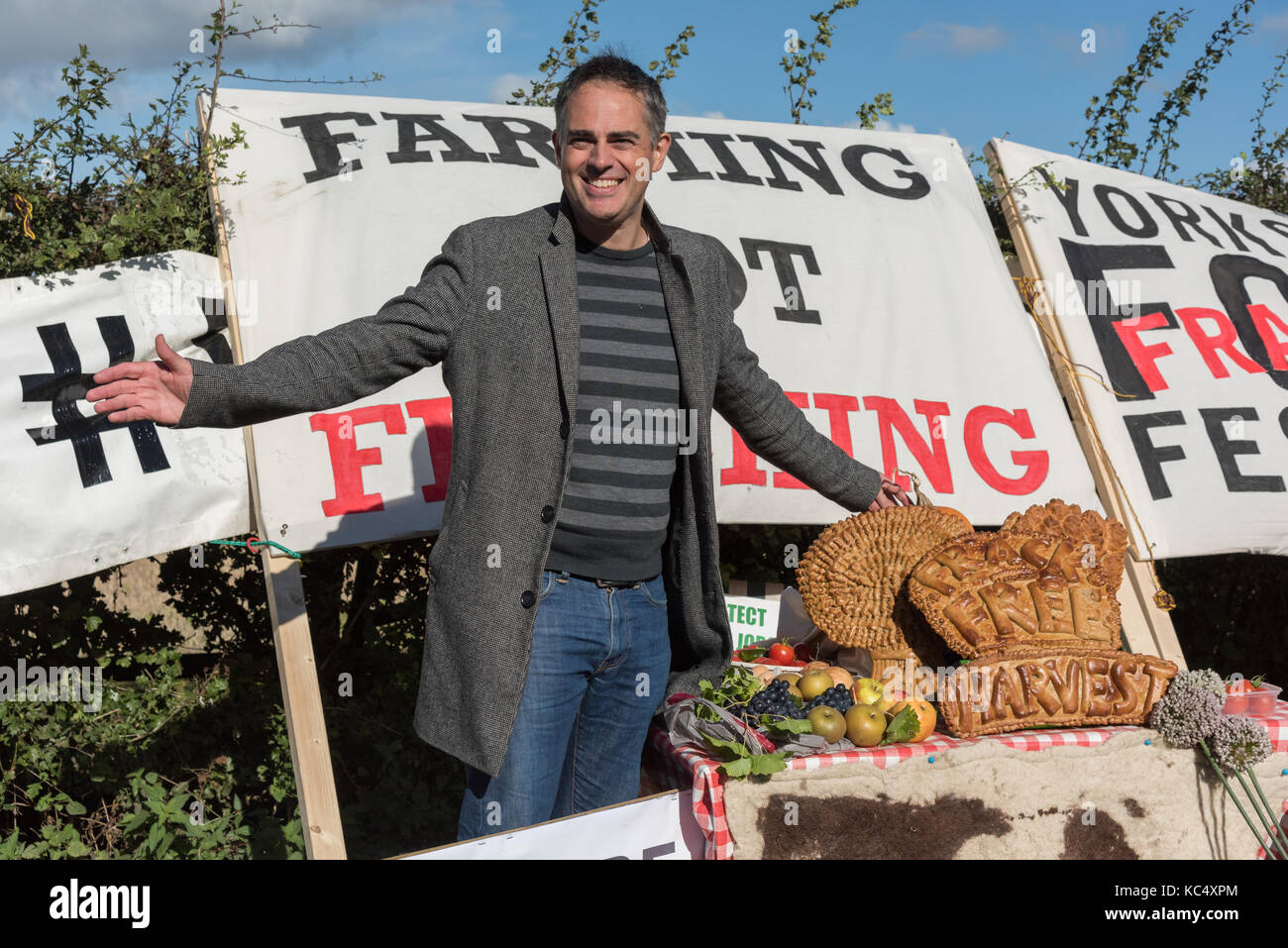 Kirby Misperton, UK. 3rd Oct, 2017. Green Party co-leader Jonathan ...