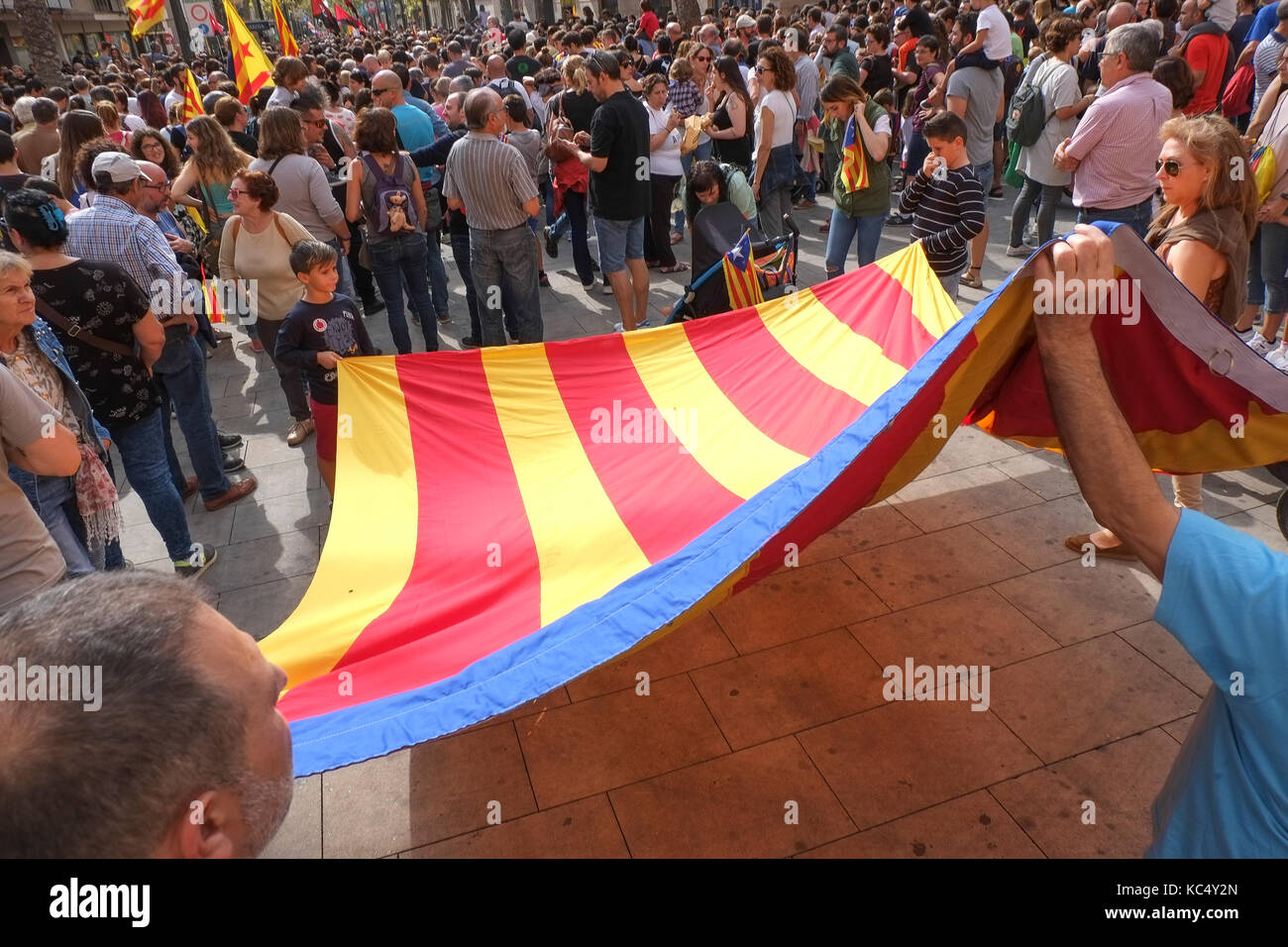 Barcelona, Spain. 3rd Oct, 2017. People gather to stage a demonstration ...