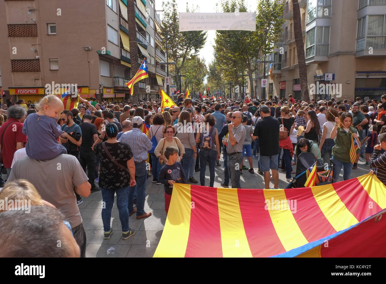 Barcelona, Spain. 3rd Oct, 2017. People gather to stage a demonstration ...