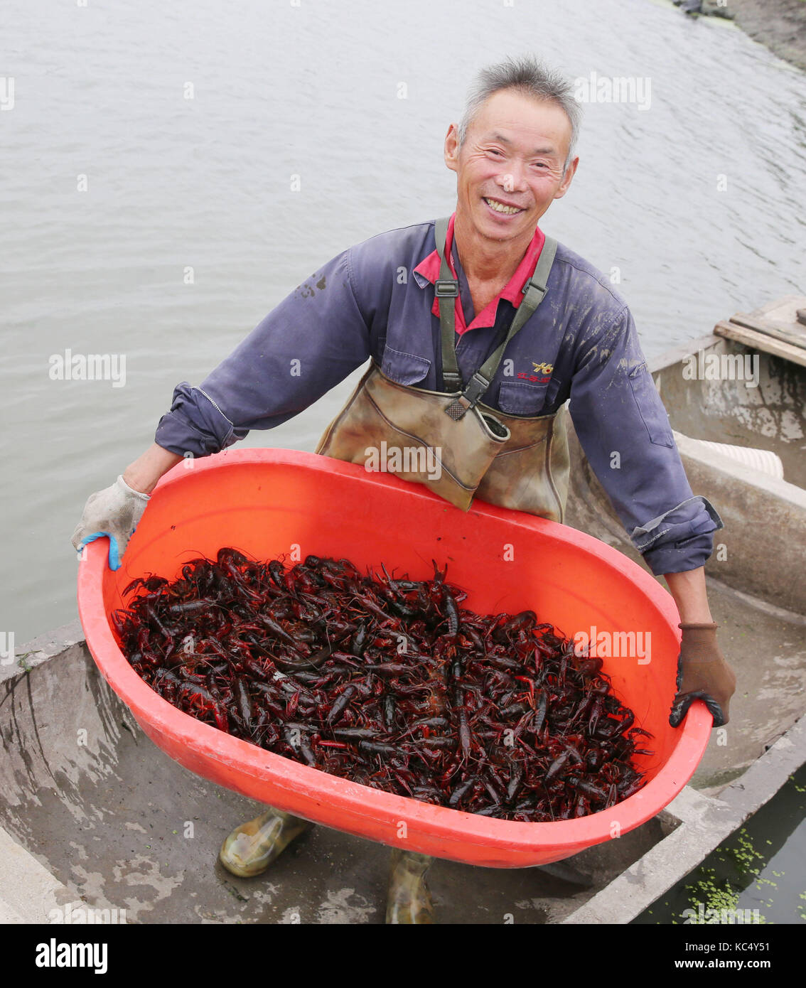(171003) -- NANTONG, Oct. 3, 2017 (Xinhua) -- A farmer shows the ...