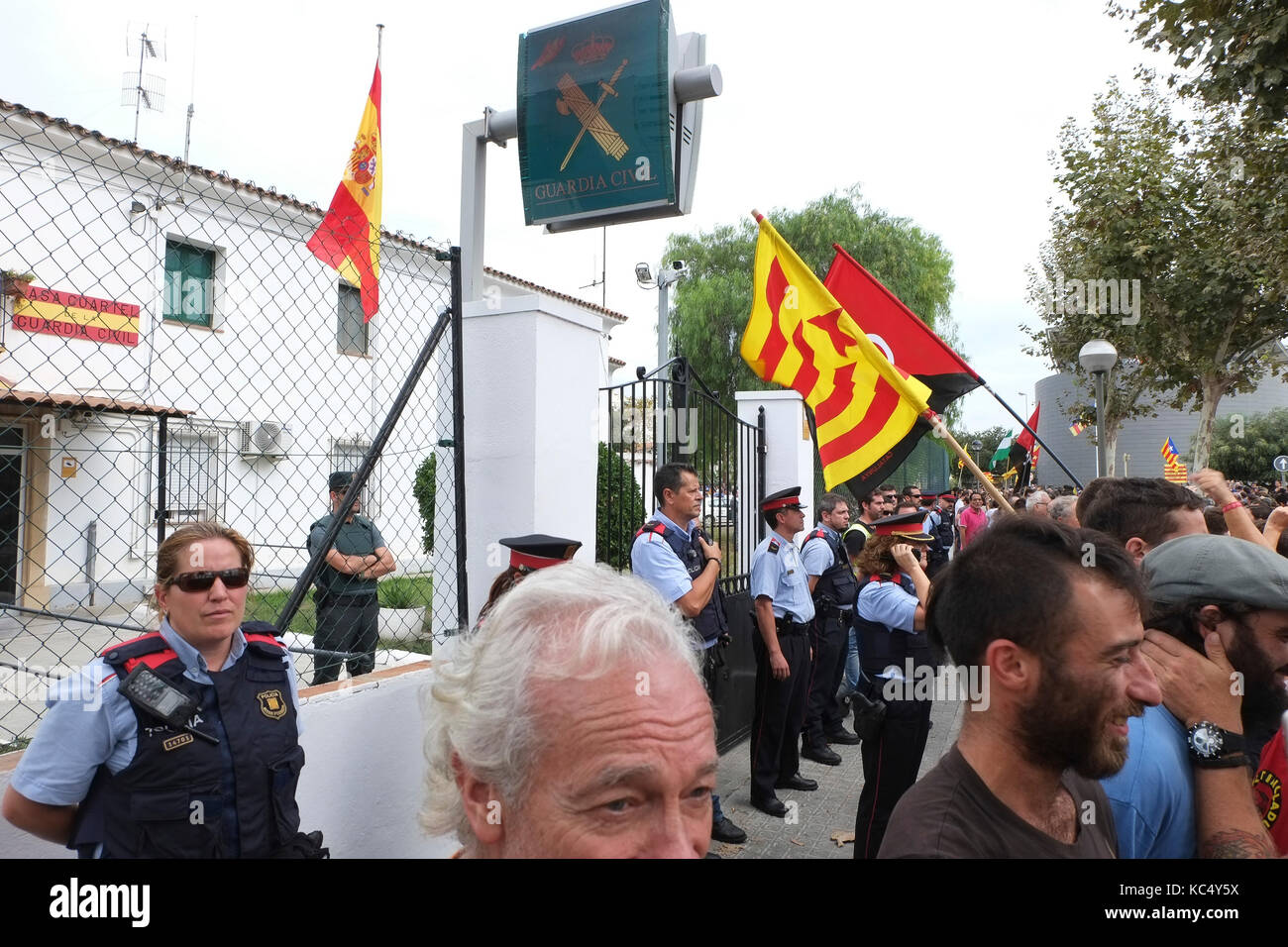 Barcelona, Spain. 3rd Oct, 2017. People gather in front of Guardia ...