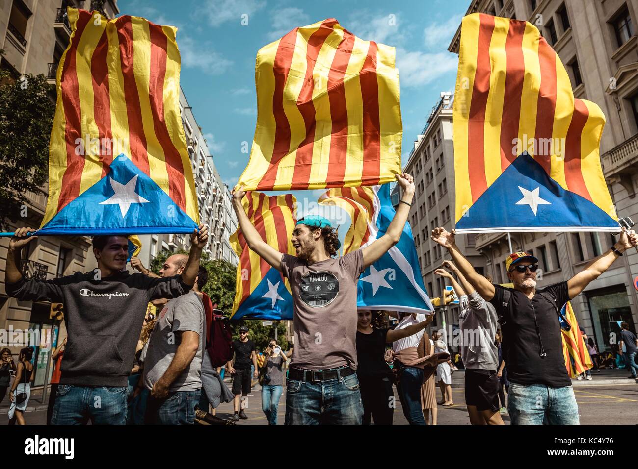 Barcelona, Spain. 03rd Oct, 2017. Thousands of Catalan pro-independence ...