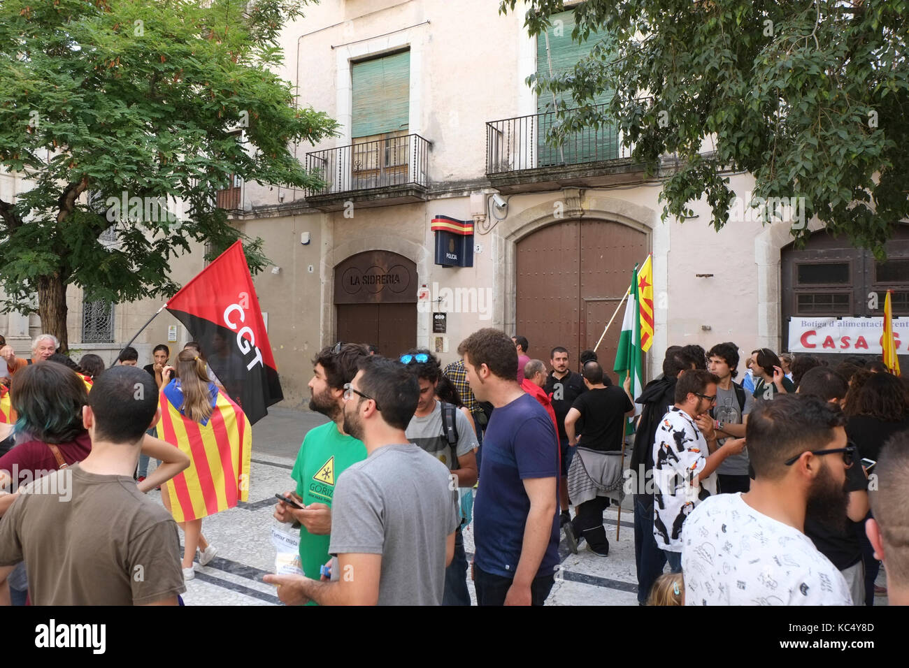 Barcelona, Spain. 3rd Oct, 2017. People gather to stage a demonstration ...