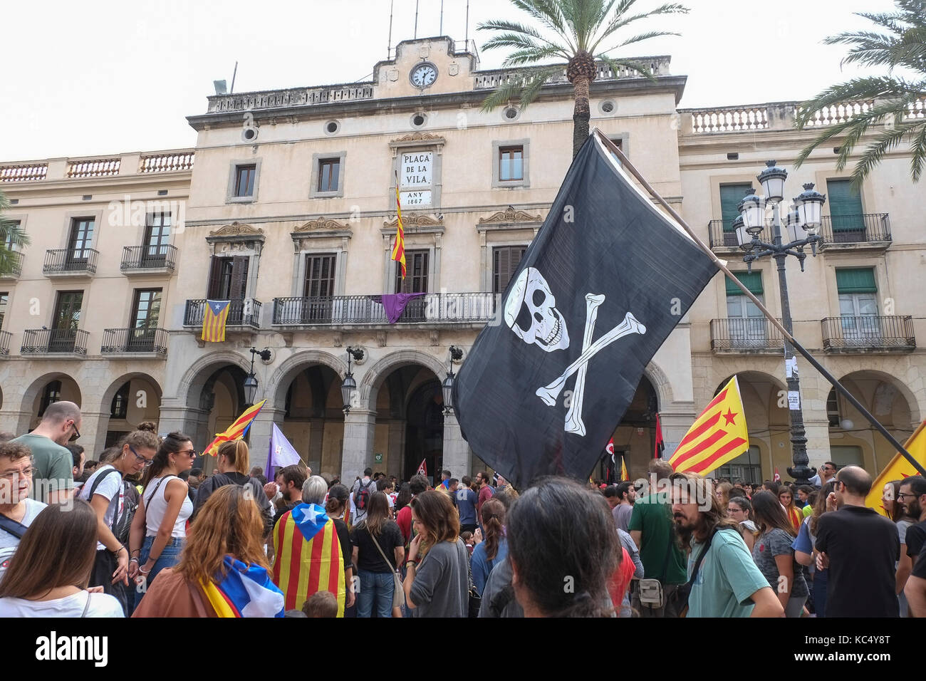 Barcelona, Spain. 3rd Oct, 2017. People gather to stage a demonstration ...
