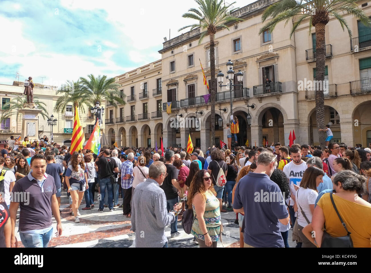 Barcelona, Spain. 3rd Oct, 2017. People gather to stage a demonstration ...